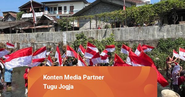 Warga Kibarkan 79 Bendera Merah Putih di Kali Code Jogja | kumparan.com